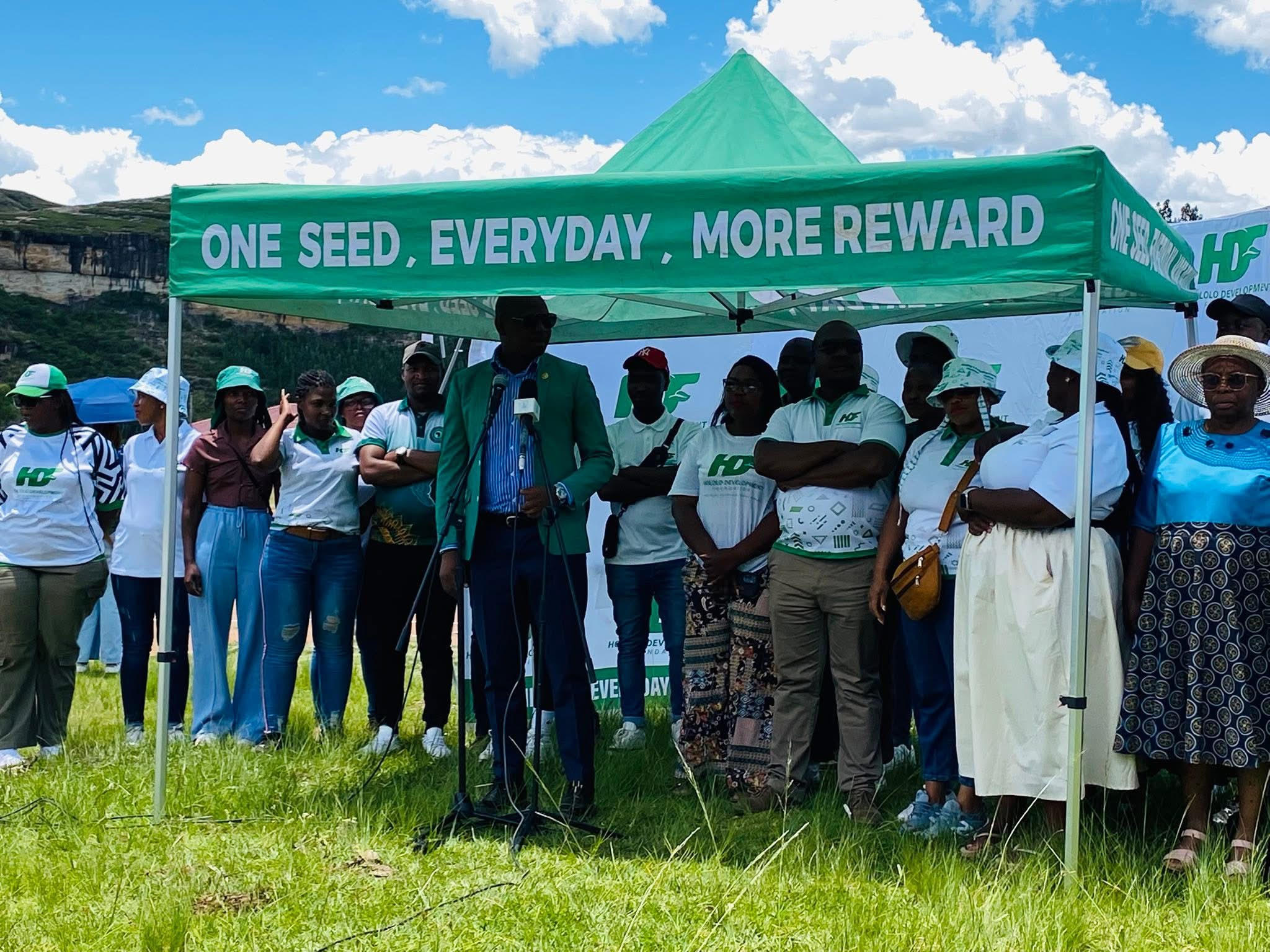 Hololo Development Foundation Donates Food Parcels to Elderly Residents ...